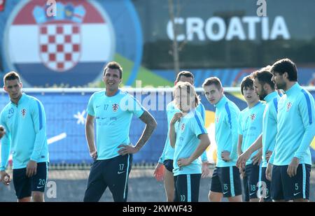 Marko Rog; Milan Badelj et Mario Pasalic à la formation de l'équipe ...