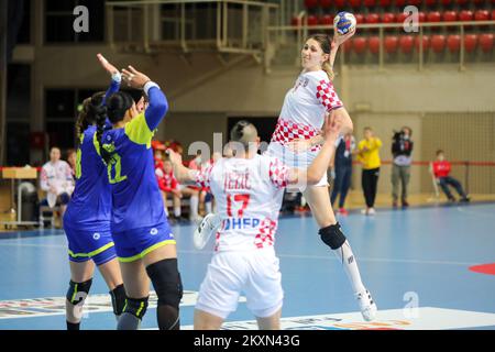 Camila Micijevic, de Croatie, prend un cliché lors du match de handball ...