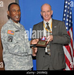 Denton (Texas), le colonel 21 mai 2012 Bryan Newkirk (r), officier de ...