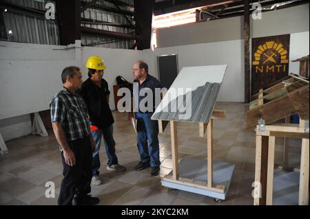 Mario Verde, spécialiste de l'atténuation des risques, distribue au ...