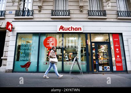 L'illustration montre le signe d'un magasin Auchan avec le logo de la ...