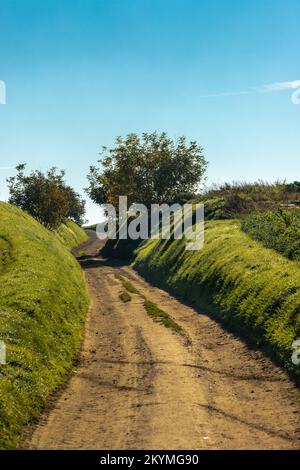 Une piste de terre typique ou dite route creuse dans le sud des pays ...