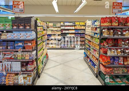 GENÈVE, SUISSE - 19 SEPTEMBRE 2015 : intérieur du supermarché Migros ...
