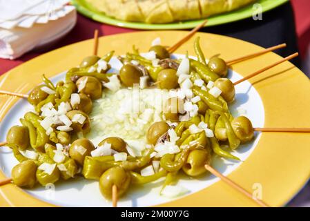 Pintxos de piments forts, olives et anchois appelé 'Gilda', typique du ...