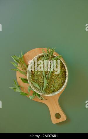 Plante de stévia. Stevia séchée et branche verte dans une tasse ronde ...