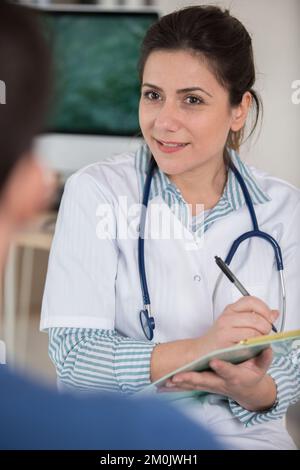 Femme-médecin inconnue remplissant un formulaire de demande en ...