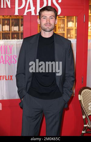 Victor Meutelet assistez à la « Emily in Paris » de Netflix - première ...