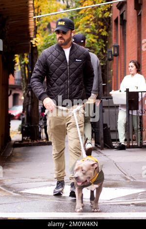 Justin Theroux marche Kuma lors D'Une journée de pluie à New York -EN ...