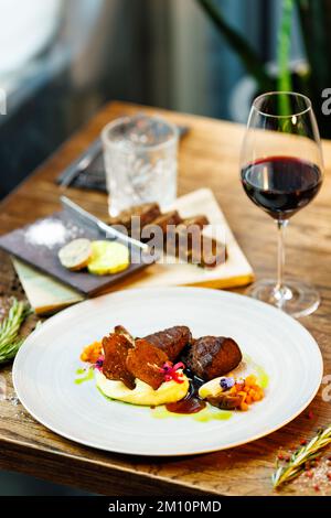 Filet de cerf. Purée de truffe-pomme de terre, champignons porcini ...