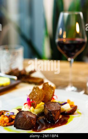 Filet de cerf. Purée de truffe-pomme de terre, champignons porcini ...