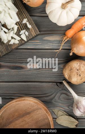 Couper l'oignon blanc épicé en cubes sur la planche à bois de la ...