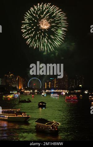 Feux d'artifice hauts en couleur sur la rivière Chao Phraya au festival Loy Kratong, capitale de ...