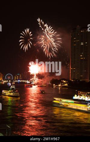Feux d'artifice hauts en couleur sur la rivière Chao Phraya au festival Loy Kratong, capitale de ...