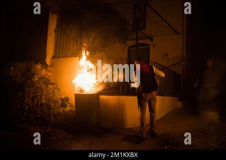 Malaga, Espagne, 12/12/2022, Un villageois est vu tenir une torche dans ...