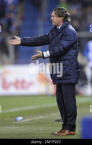 20121111 - GENK, BELGIQUE : l'entraîneur-chef de Mons Enzo Scifo et l ...