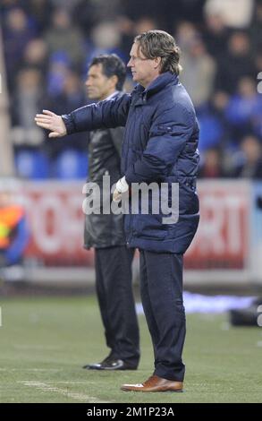 20121111 - GENK, BELGIQUE : l'entraîneur-chef de Mons Enzo Scifo et l ...