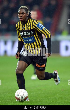 20121123 - LIEGE, BELGIQUE : Dolly Menga de Lierse et Laurent Ciman de ...
