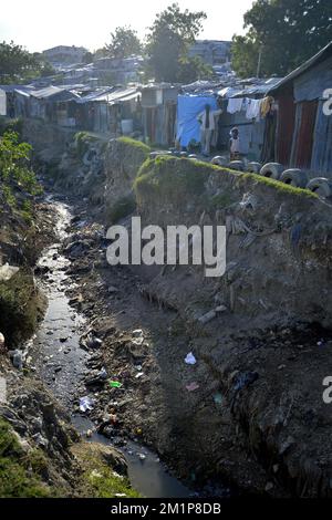 20121204 - , HAÏTI : illustration du camp déplacé d'Accra au début d ...
