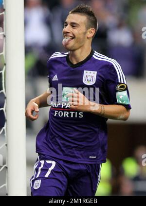Massimo Bruno d'Anderlecht célèbre après avoir marqué un cinquième ...