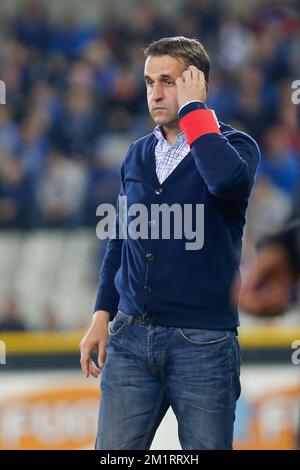 Ronny Van Geneugden, entraîneur en chef d'OHL, et Alexandre Boucaut ...