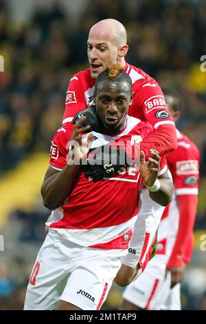 20131201 - LIER, BELGIQUE : le standard Paul-Jose Mpoku Ebunge célèbre ...