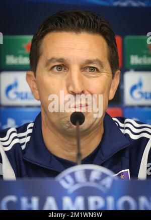 20141021 - BRUXELLES, BELGIQUE: Besnik Hasi, entraîneur-chef d ...