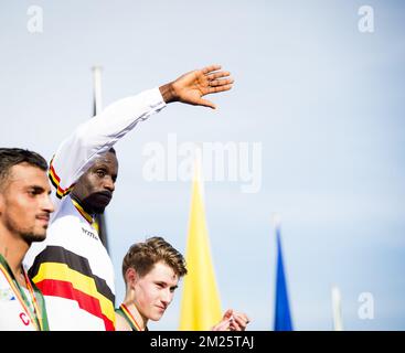 Dieter Kersten Belge, Soufiane Bouchikhi Belge et Isaac Kimeli Belge photographiés sur le podium ...