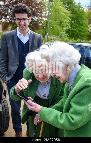 Les jumeaux Jeanne et Marcella Schollaert, le fondateur des bolides ...