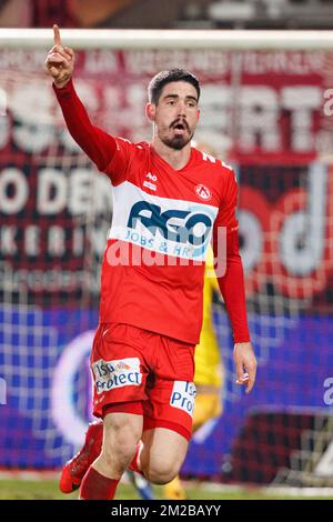 Jovan Stojanovic de Kortrijk célèbre après avoir marqué un match final ...