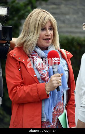 Le journaliste VTM Bo Van Spilbeeck interview VIAS Karin Genoe lors de ...