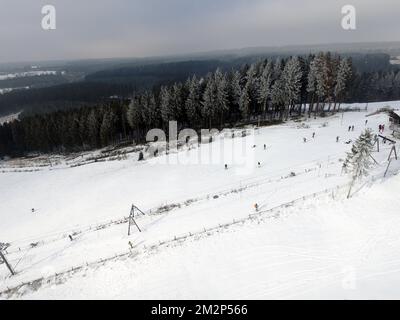 L'illustration montre une vue aérienne du piste de ski à Ovifat, Waimes ...