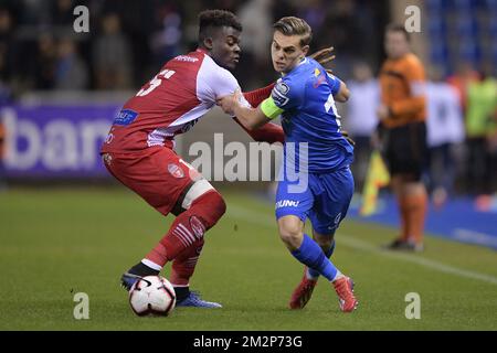 Franck Boya de Mouscron et Leandro Trossard de Genk se battent pour le ...