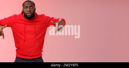 Nerveux agacant un jeune homme afro-américain barbu élargir les yeux ...