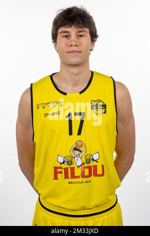 Mario Nakic d'Ostende pose à un photoshop de l'équipe belge de basket ...