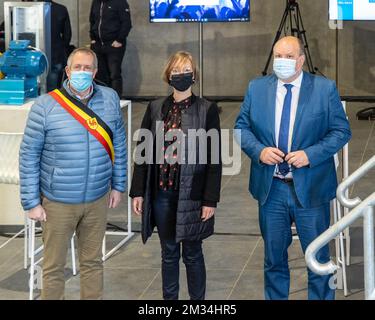 Le maire d'Arlon, Vincent Magnus (L), et le gouverneur de la province ...