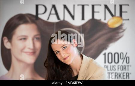 La danseuse belge Nora Monsecour pose pour les photographes lors de la ...