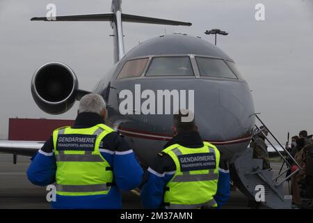 L'illustration montre la gendarmerie française à l'arrivée de l'avion ...