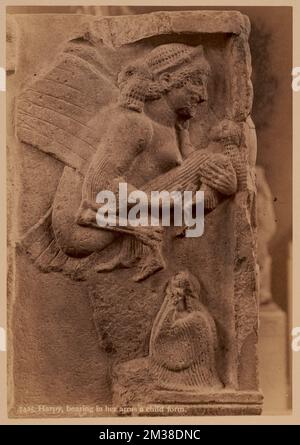 Harpy portant dans ses bras une forme d'enfant , Antiquités, Bas ...