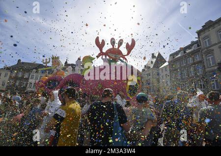 L'illustration montre un défilé de carnaval folklorique à Stavelot ...