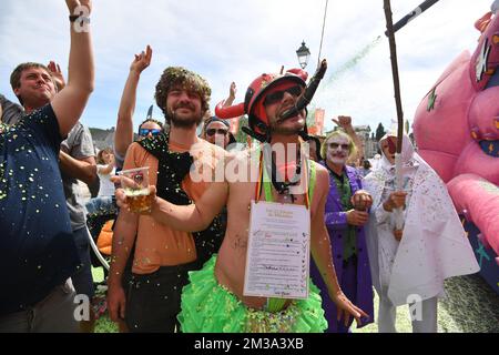 L'illustration montre un défilé de carnaval folklorique à Stavelot ...