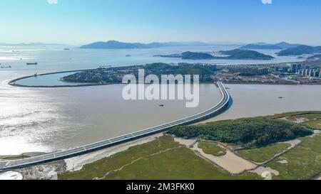 ZHOUSHAN, CHINE - le 15 DÉCEMBRE 2022 - le pont Chashan, qui relie l ...