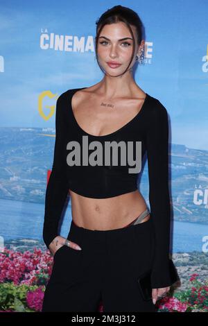 Paris, France. 15th décembre 2022. Deux personnes s'enfuient au milieu ...