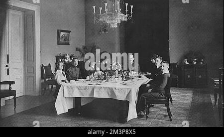 Le roi Constantin Ier de Grèce, avec son épouse, la reine Sophie ...