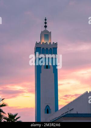 La célèbre Mosquée Mohamed V bleue et blanche de Fnideq, au nord du ...