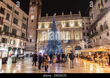 Vérone, Italie 17 décembre 2022 : Piazza delle Erbe à Vérone, ou place ...