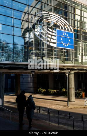 La façade du Parlement européen et son logo hémicycle stylisé avec le ...