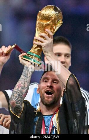 Cérémonie de remise des prix : Lionel MESSI (ARG) embrasse le trophée ...