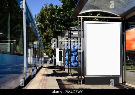 abri de bus avec panneau publicitaire de visionneuse. arrière-plan de ...