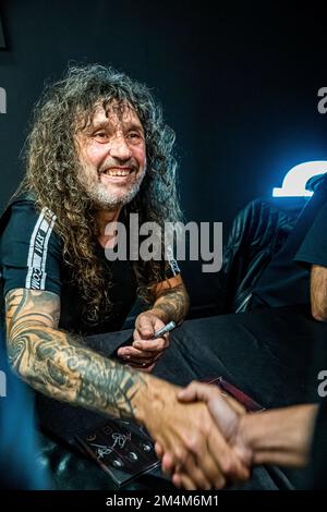 Enregistrement de la signature du groupe musical WarCry pour la sortie ...