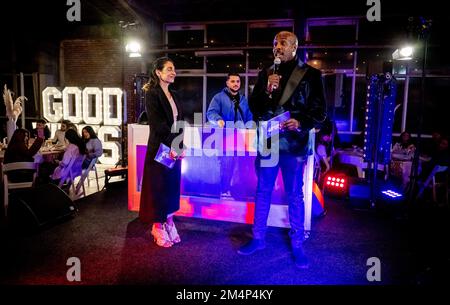 LA HAYE - DJ Fernando Halman pendant un dîner pour les jeunes réfugiés ...